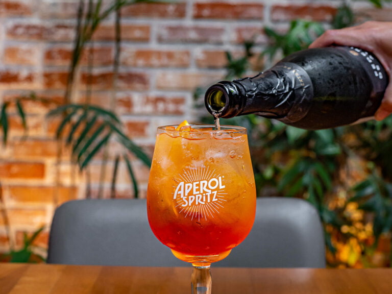 Aperol Spritz: O que é e como fazer em casa este coquetel.